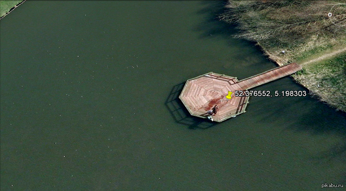 трупешник мужик тащит